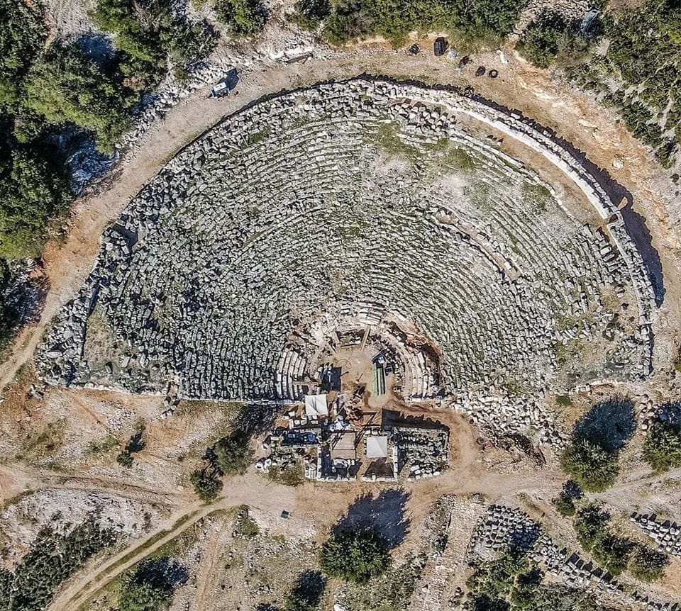 Το αρχαίο Θέατρο της Κασσώπης θα υποδεχτεί και πάλι κοινό μετά από 21 ...